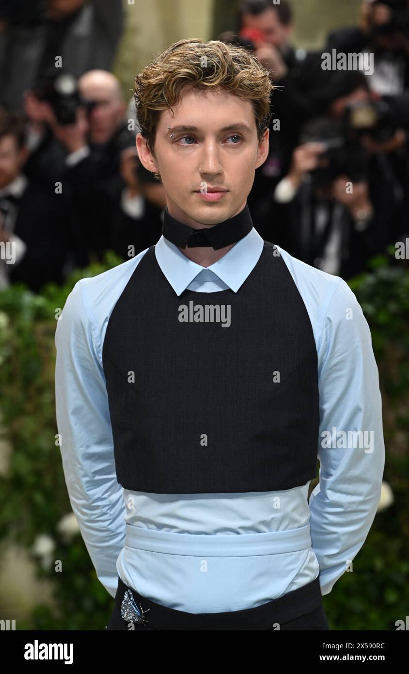 New York Usa May 6th 2024 Troye Sivan Arriving At The Met Gala Sleeping Beauties