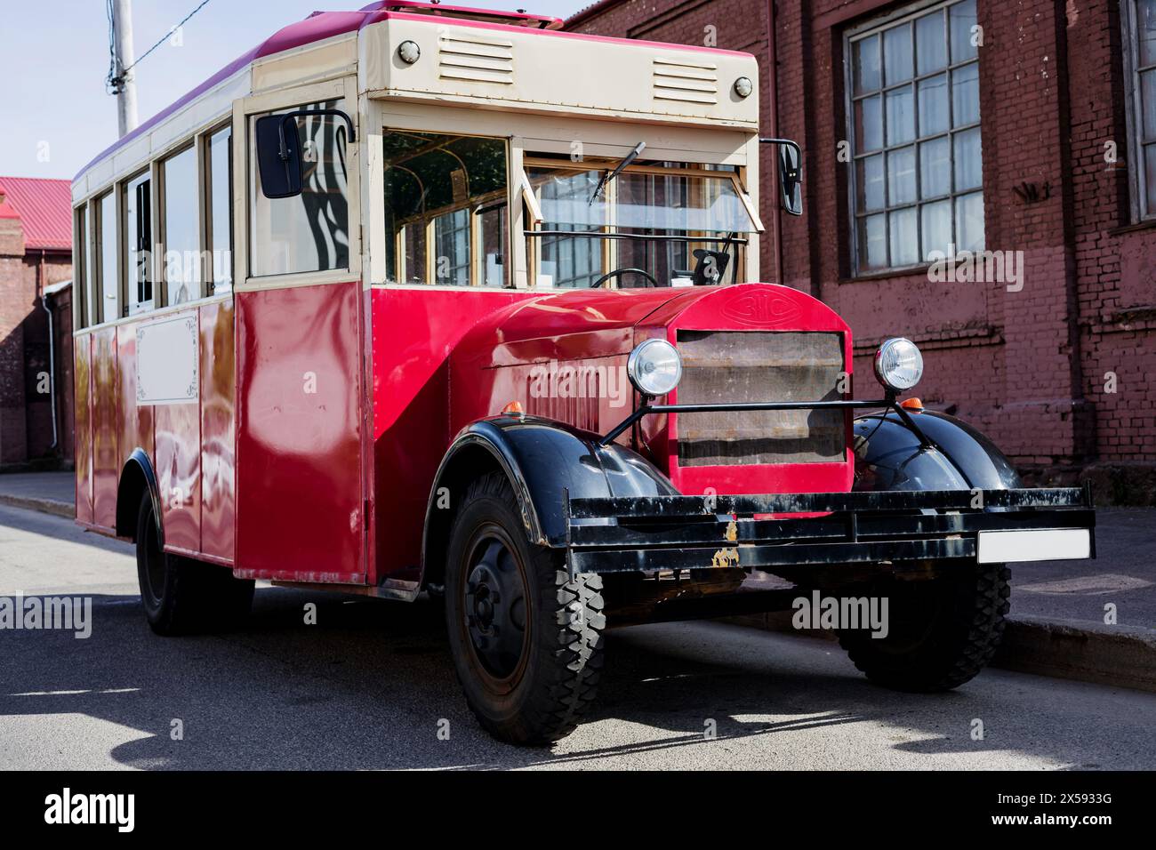 Old fashioned bus hi-res stock photography and images - Alamy