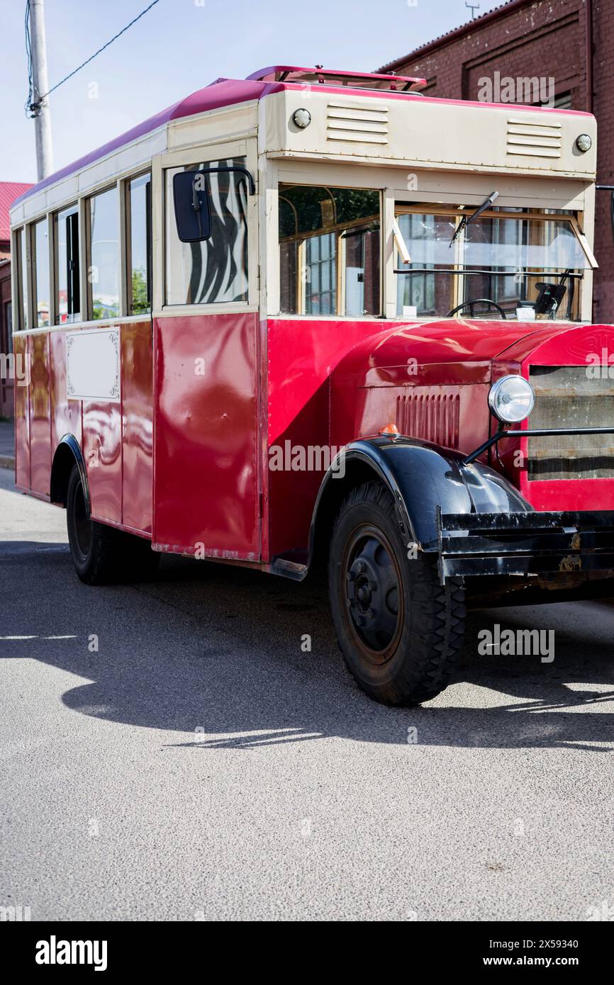 Old fashioned bus hi-res stock photography and images - Alamy