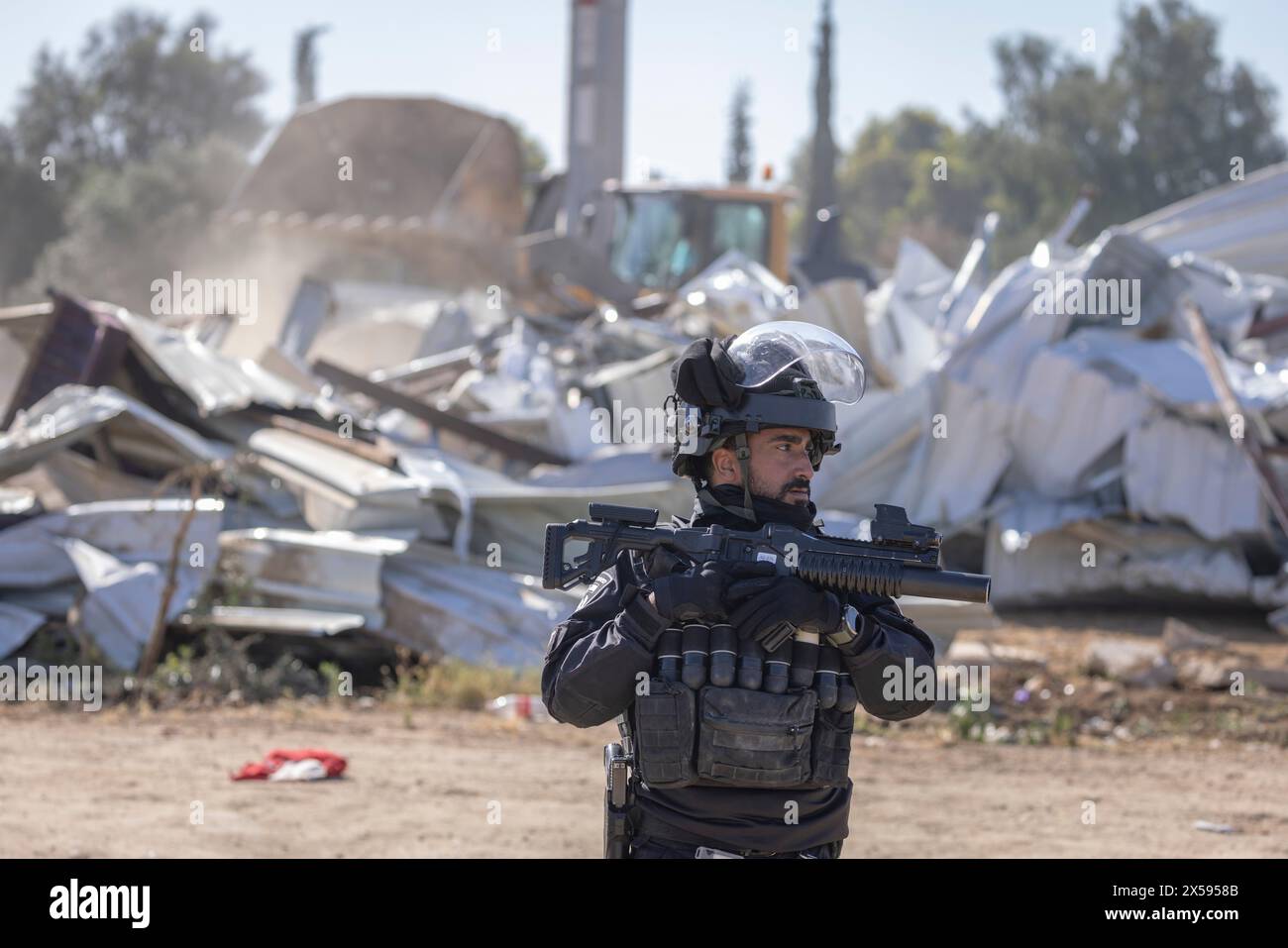 Hura, Israel. 08th May, 2024. An Israeli police officer stands guard ...