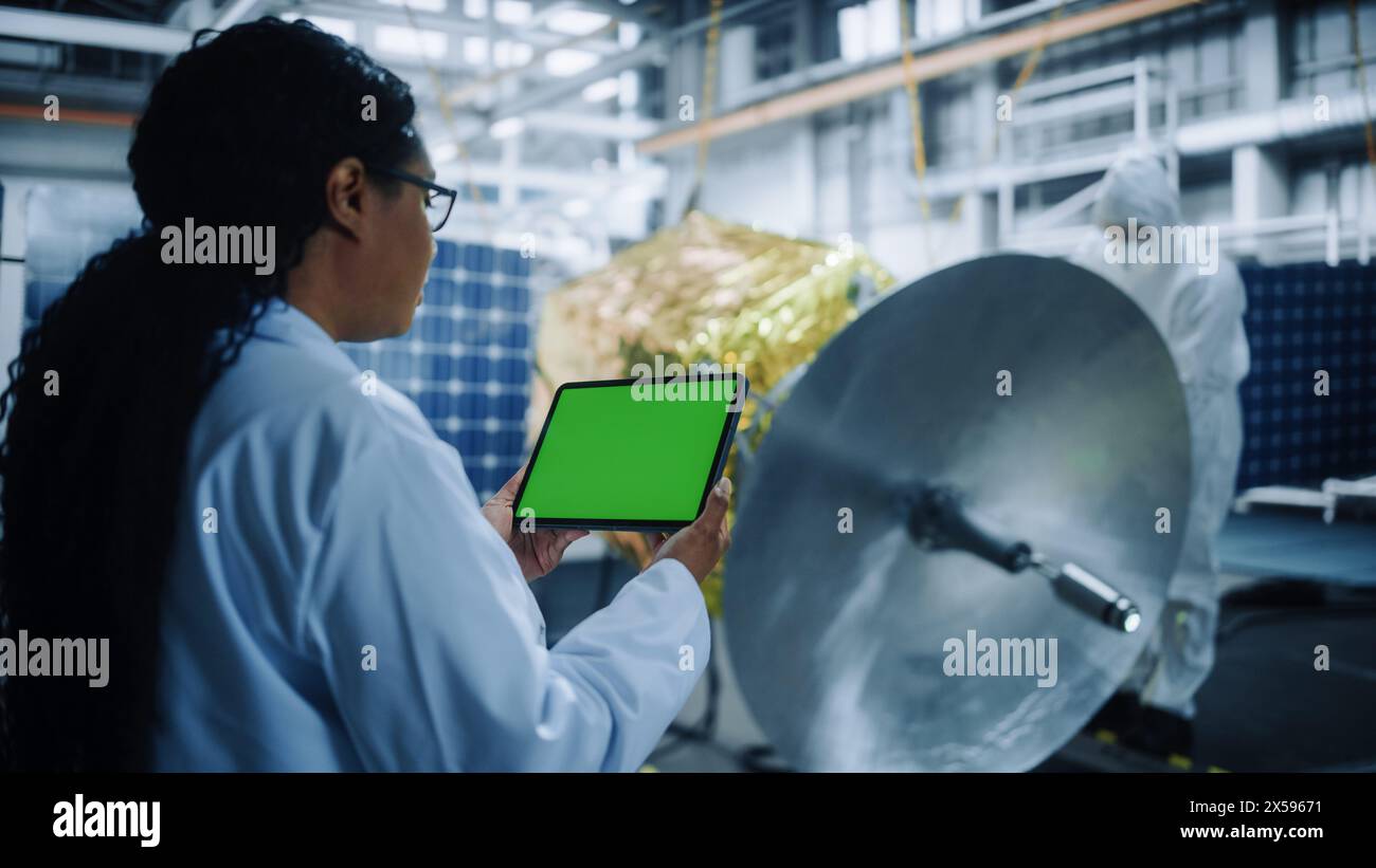Engineer uses chroma key tablet hi-res stock photography and images - Alamy