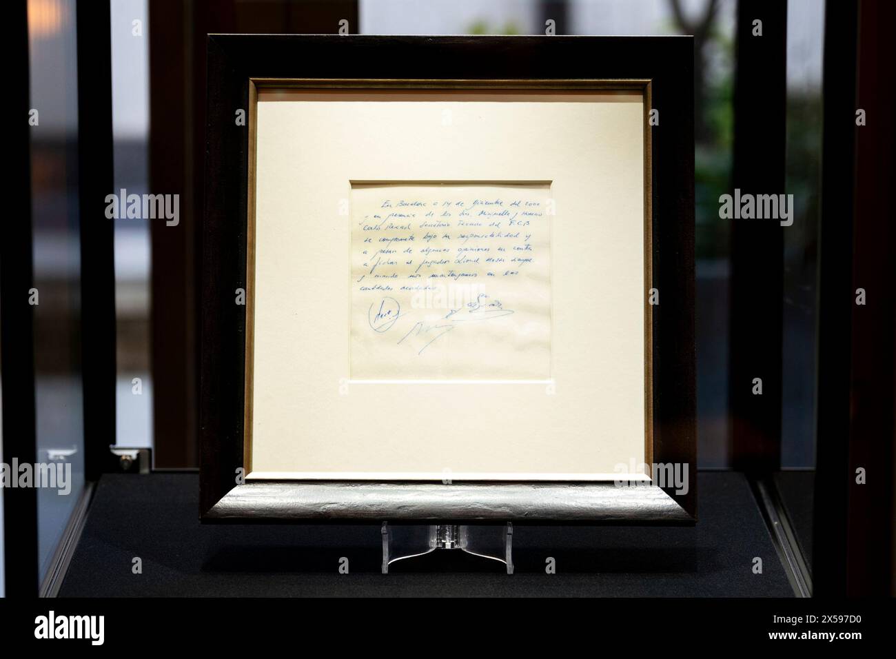 A napkin on which a written commitment was made to Lionel Messi, when ...