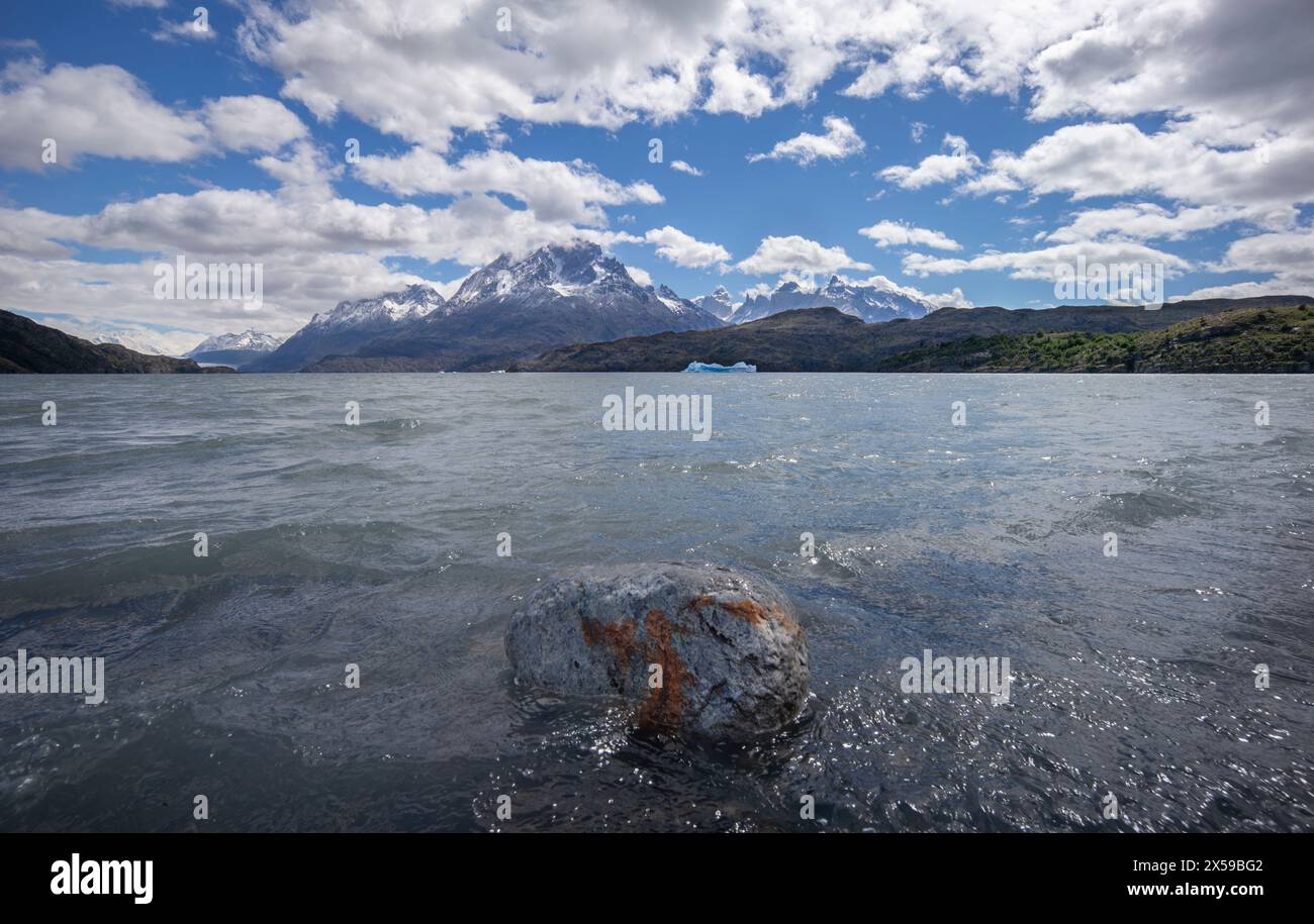 The wilderness landscape of Lago Gray, Torres del Paine, Patagonia ...