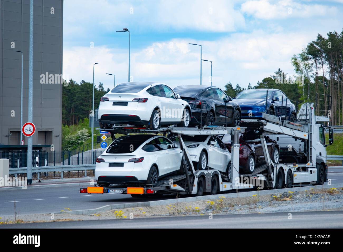 semi-truck efficiently transports electric TESLA cars in Gigafactory ...