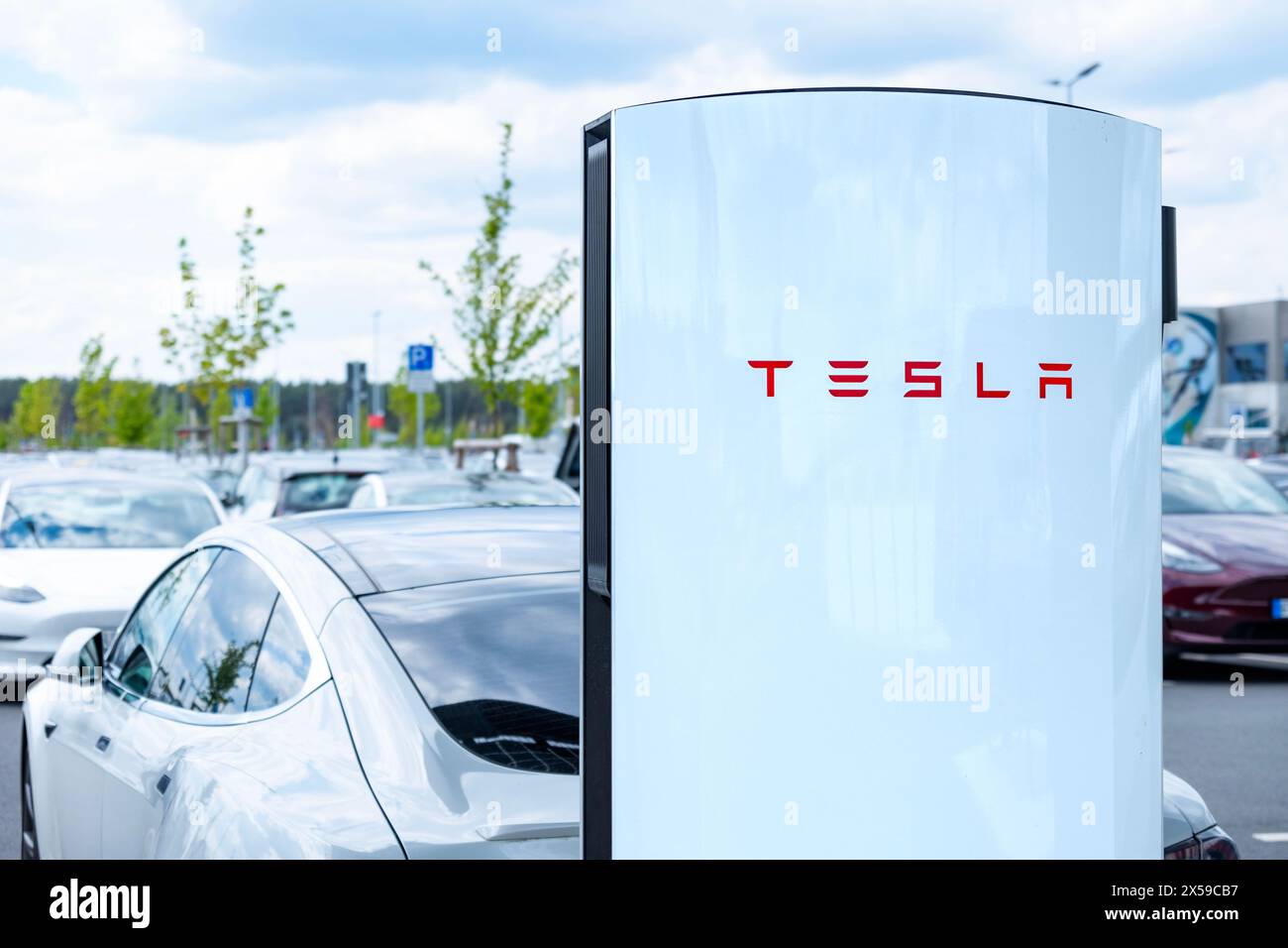 Free charging station, Tesla-Supercharger v4 Lounge, Power Charger ev ...