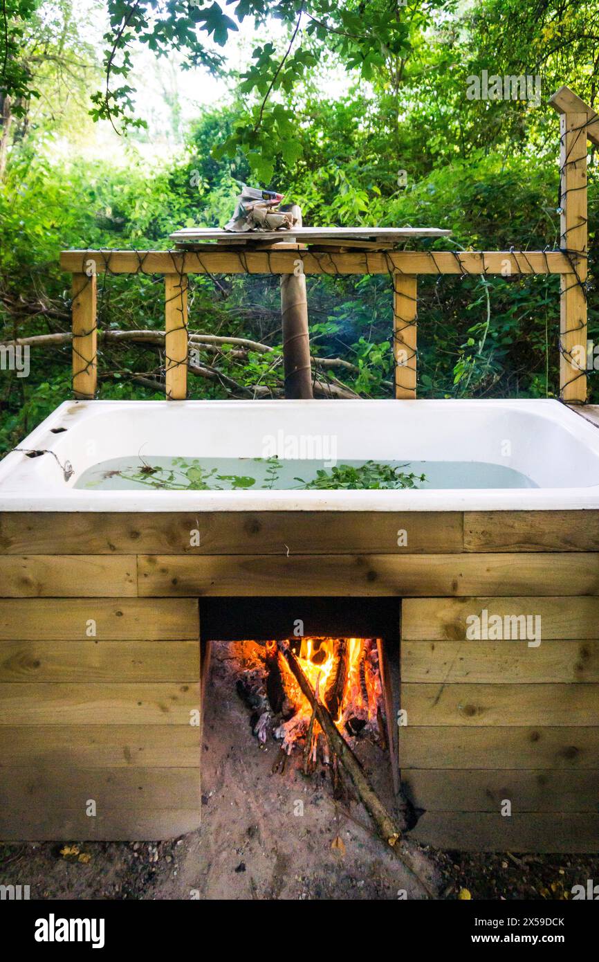 Wood fired hot tub in woodland in Kent Stock Photo - Alamy