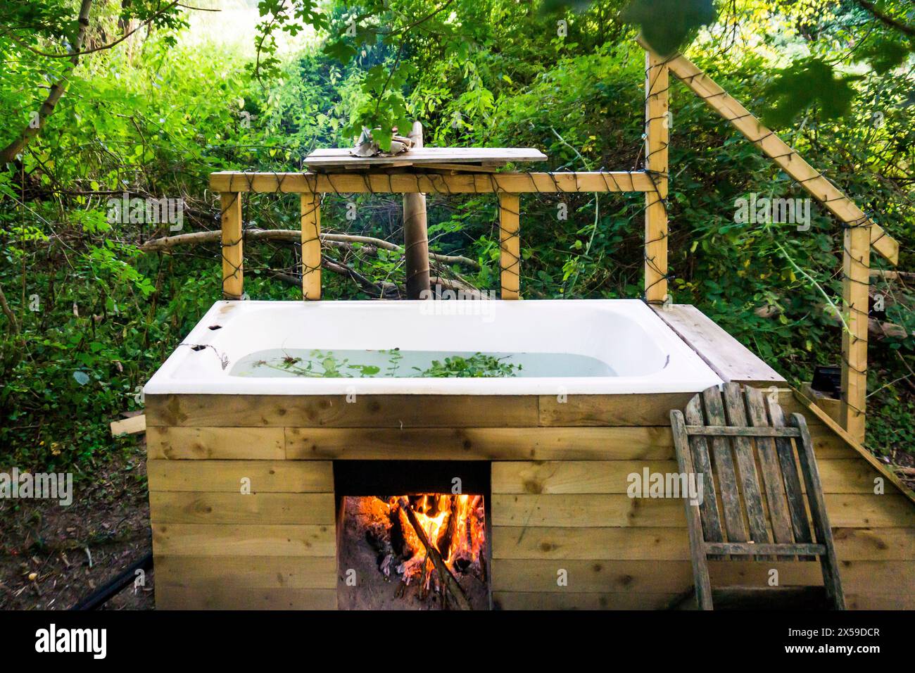 Wood fired hot tub in woodland in Kent Stock Photo - Alamy