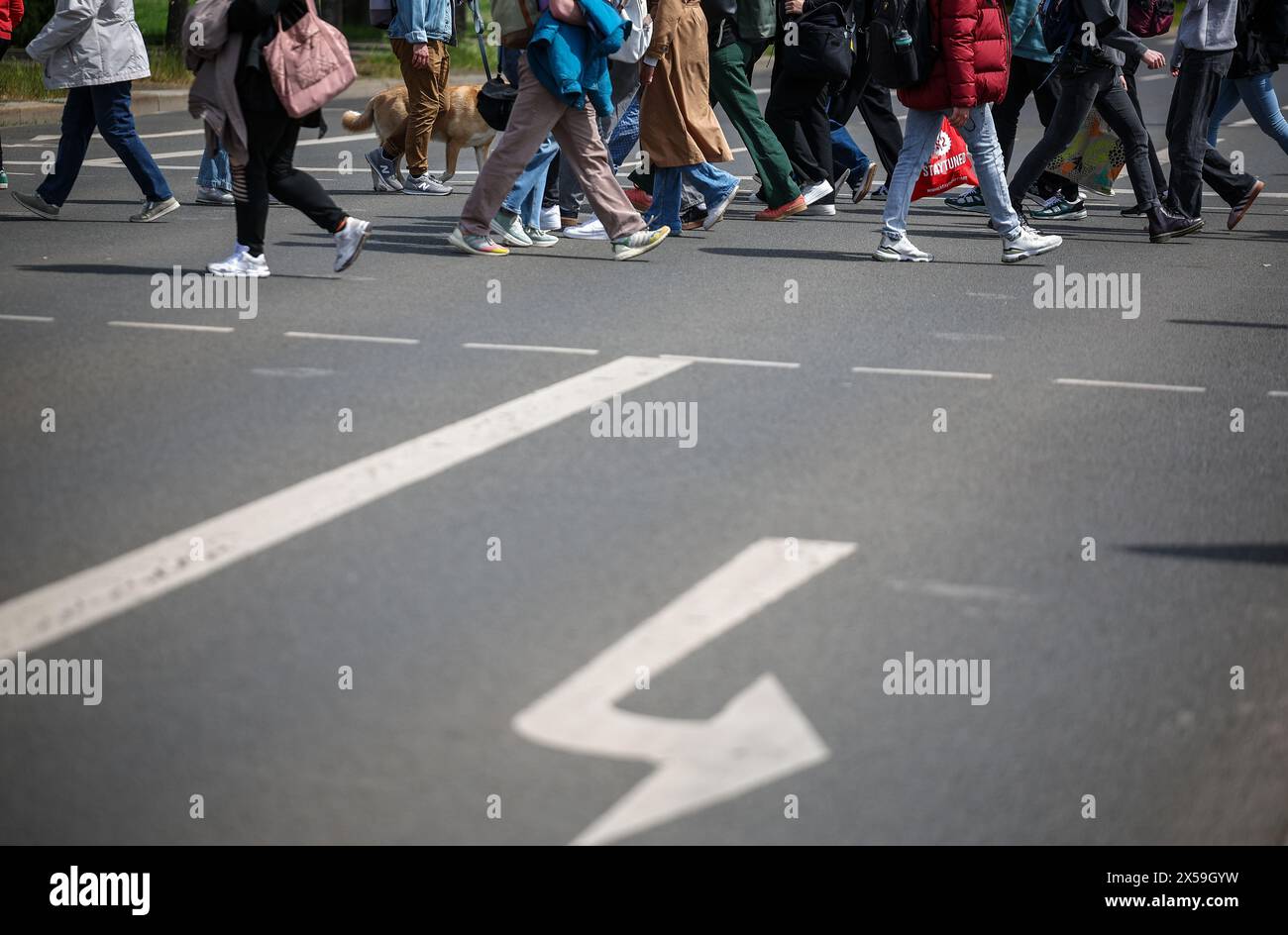 08 May 2024, Saxony, Leipzig: Numerous pedestrians cross the Leipziger ...