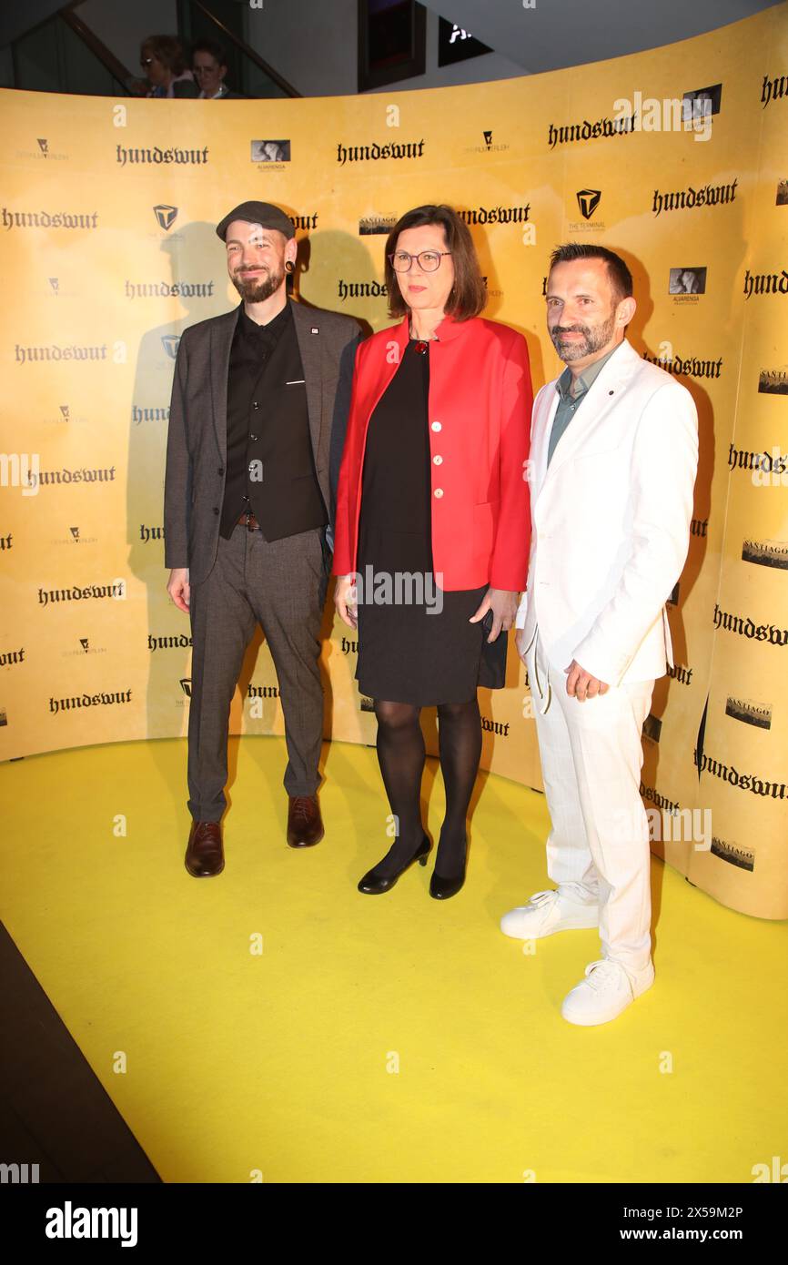 Daniel Alvarenga, Ilse Aigner und Thomas Gottschall bei der Premiere ...