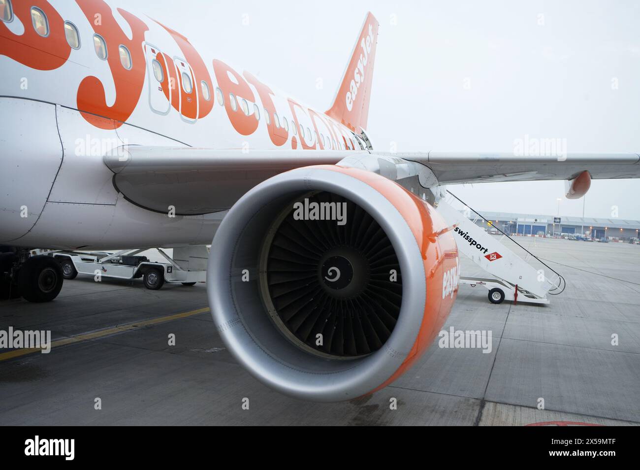 Airplanes of easyjet hi-res stock photography and images - Alamy