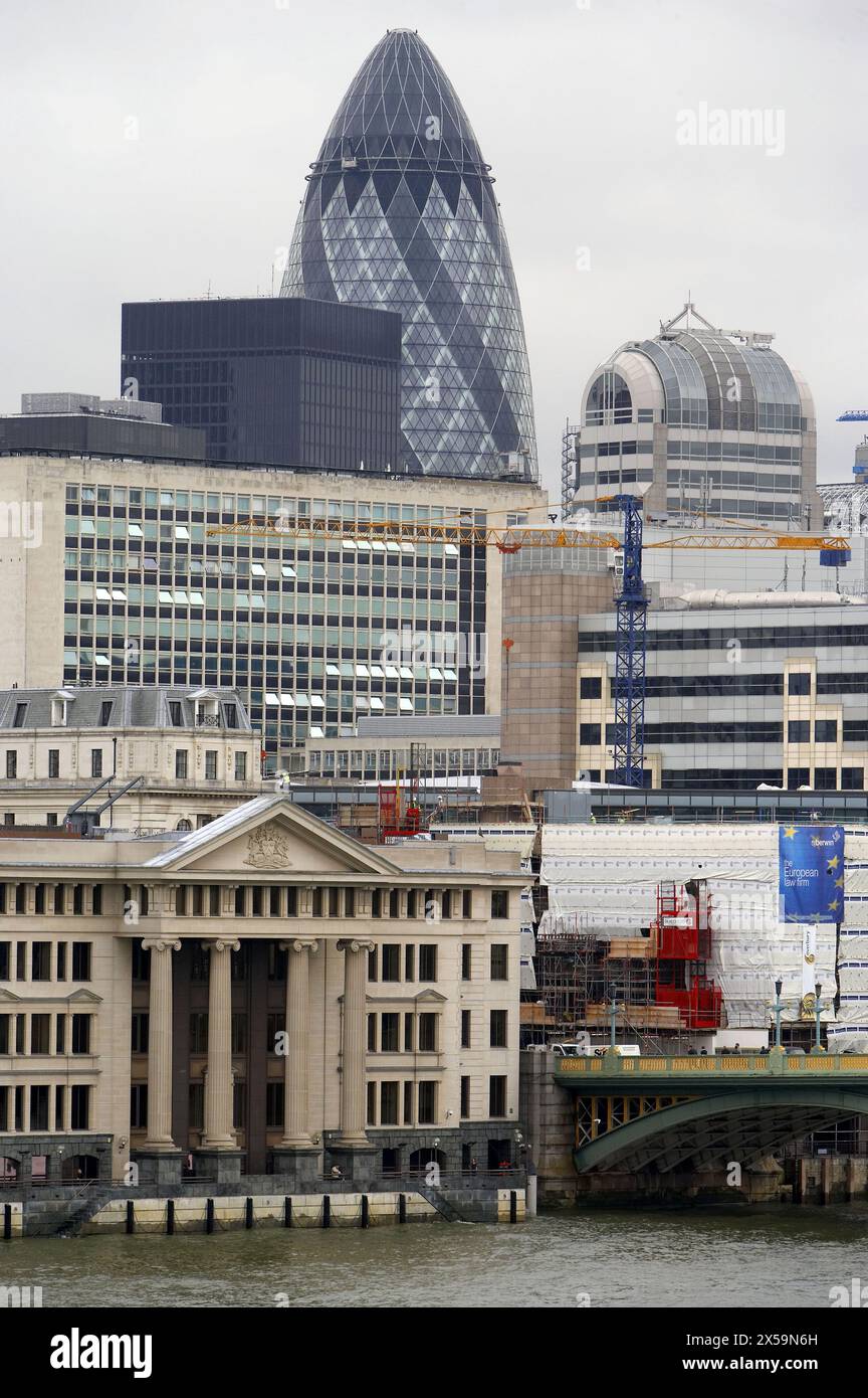 Vintners‘ Hall, Swiss Re Headquarters, Southwark Bridge, Thames River ...