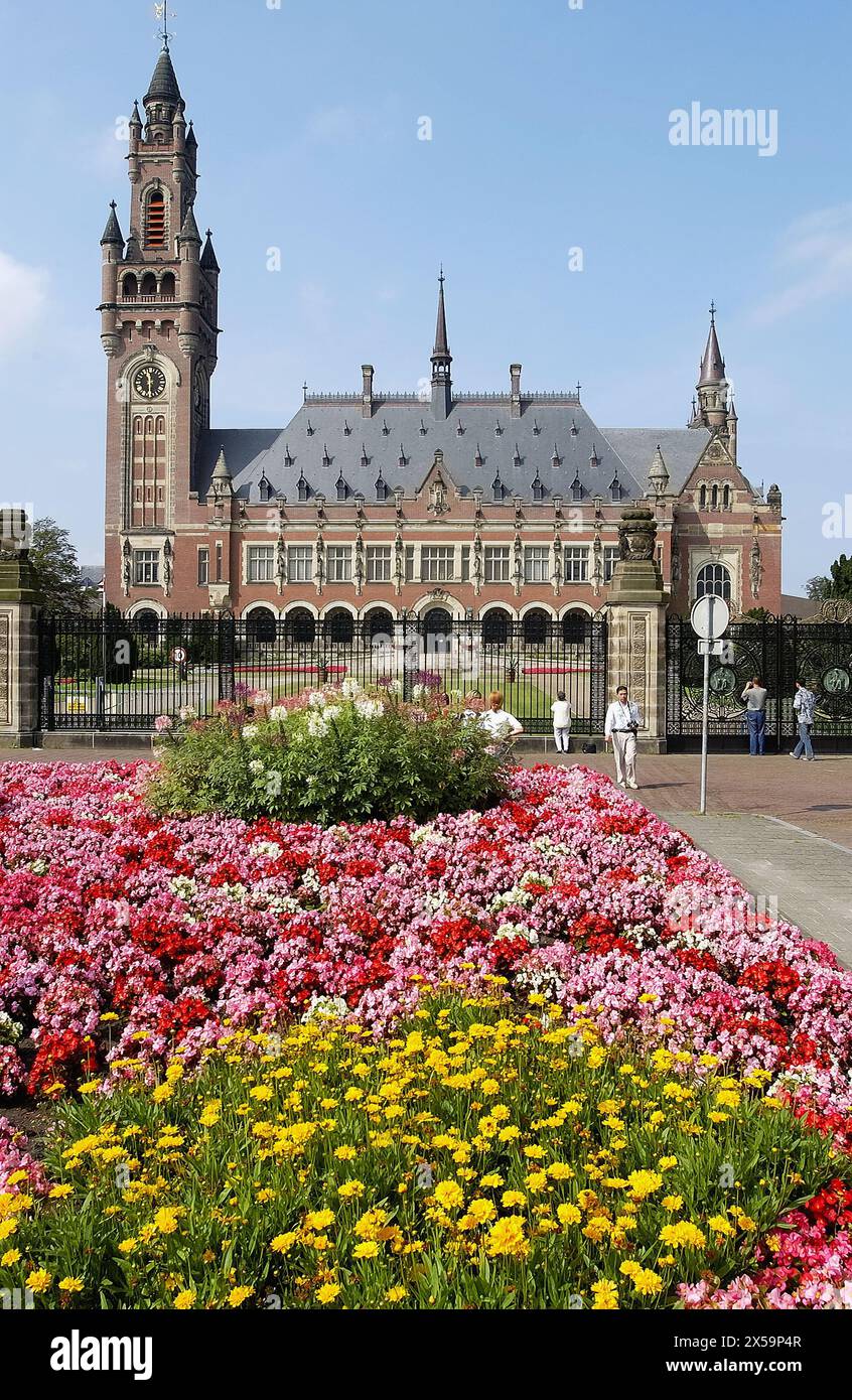 Peace palace gardens the hague hi-res stock photography and images - Alamy
