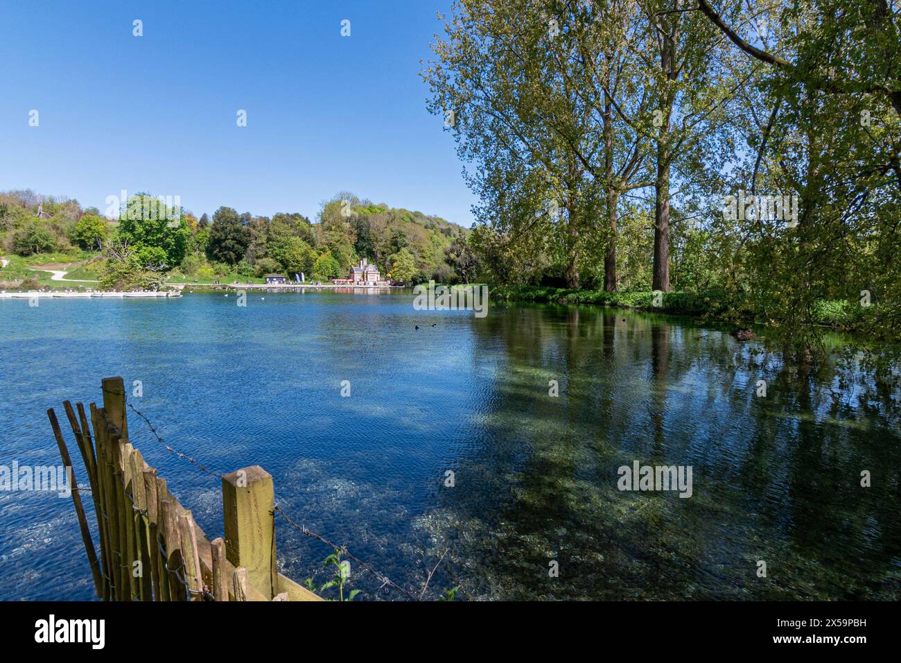 Swanbourne Lake with Swanbourne Lodge tearoom - Arundel, West Sussex ...