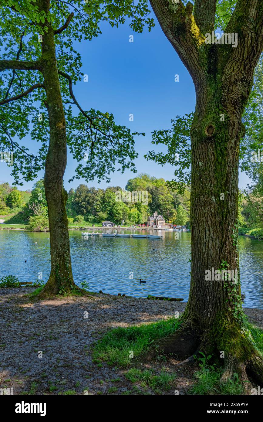 Swanbourne Lake with Swanbourne Lodge tearoom - Arundel, West Sussex ...