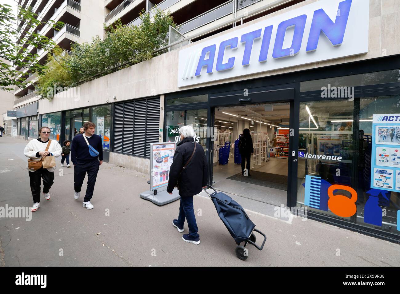Facade magasin action hi-res stock photography and images - Alamy
