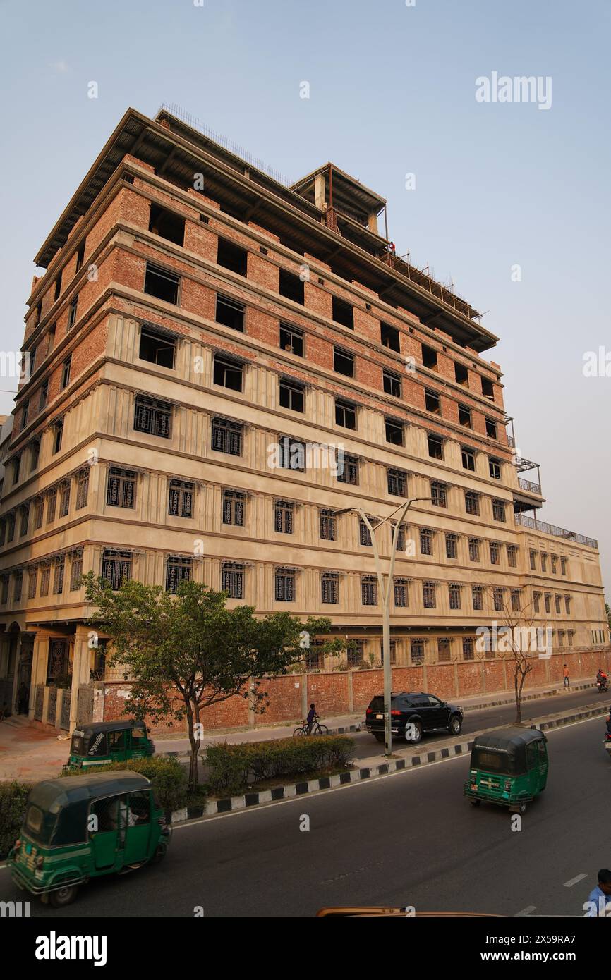 Unidentified multistory building under construction. Hatirjheel Link ...