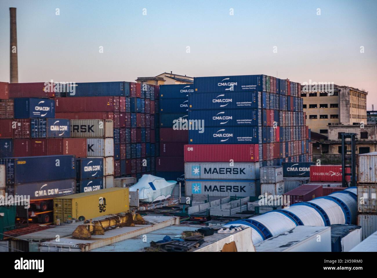 Logistique portuaire hi-res stock photography and images - Alamy