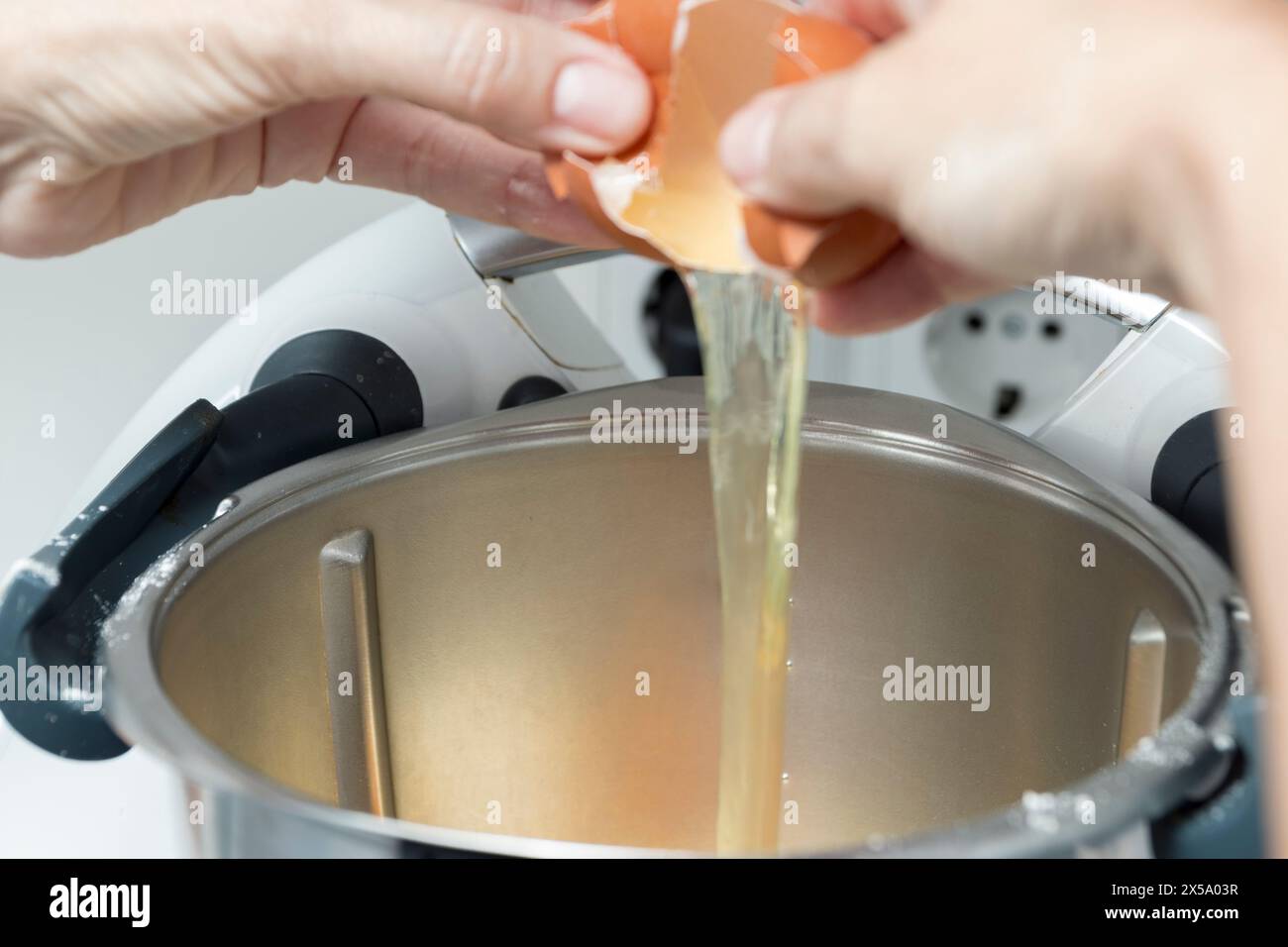 Egg cracking action hi-res stock photography and images - Alamy