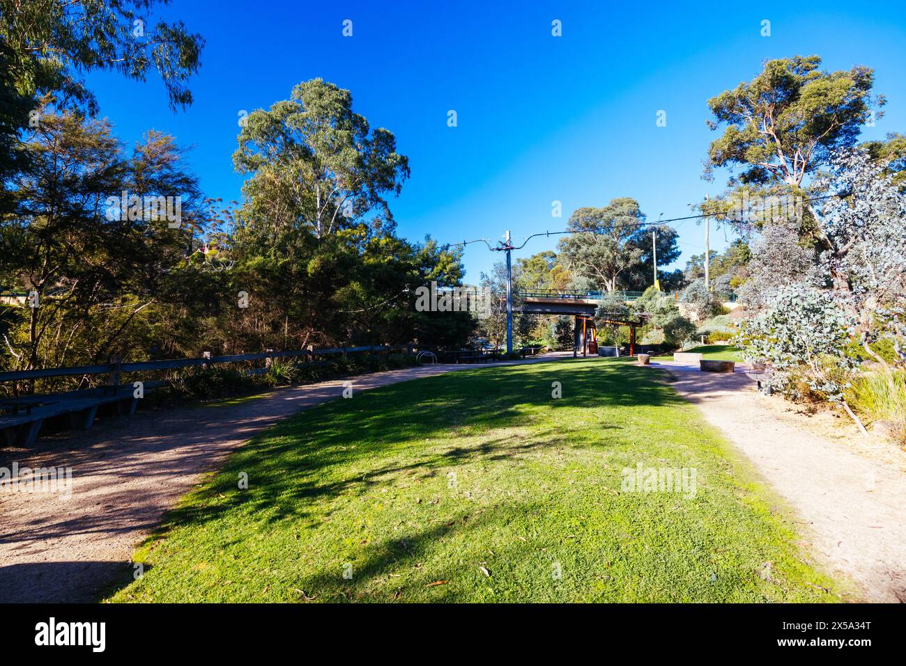 Warrandyte River Reserve and surrounding landscape on a cool autumn day ...