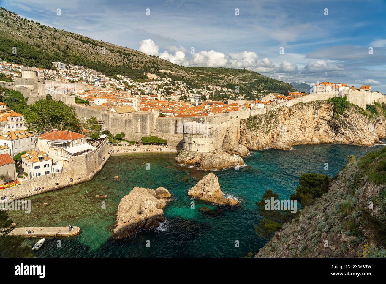 Bokar-Festung, Kolorina Bucht und Stadtmauer in Dubrovnik, Kroatien ...