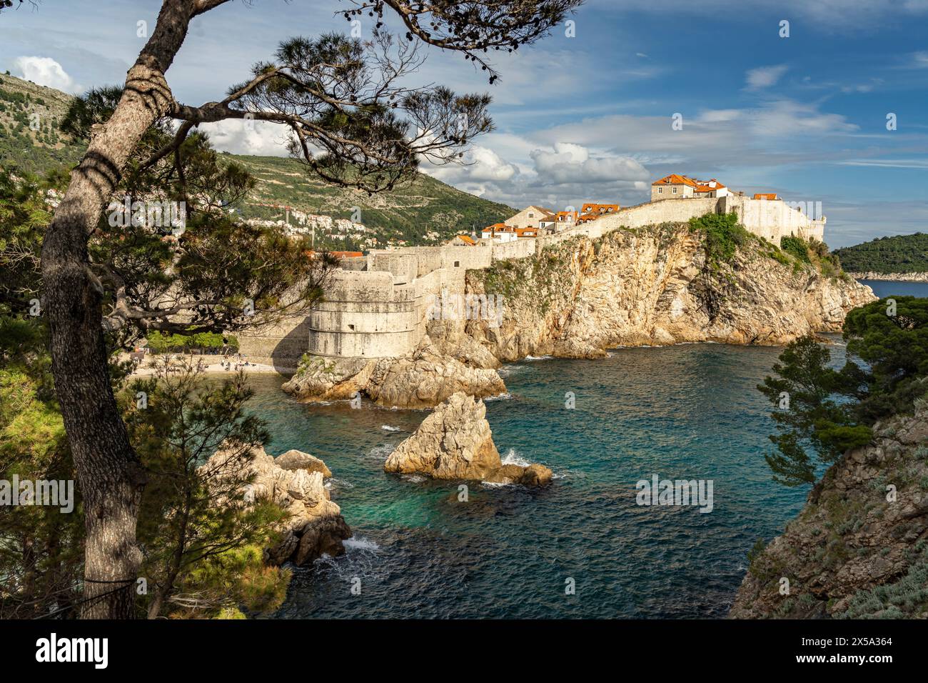 Bokar-Festung, Kolorina Bucht und Stadtmauer in Dubrovnik, Kroatien ...