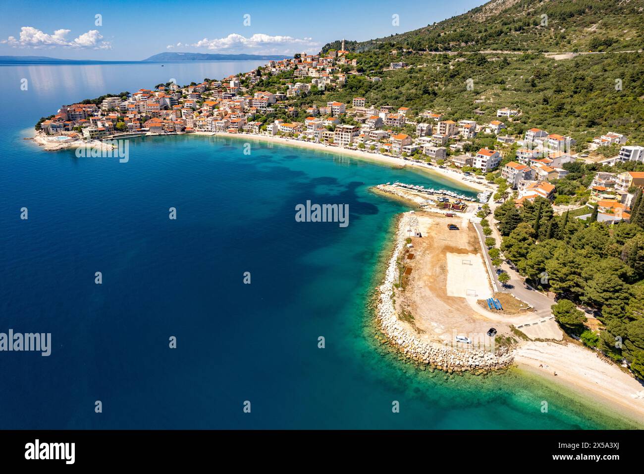 Stadtansicht und Strand von Igrane aus der Luft gesehen, Kroatien ...