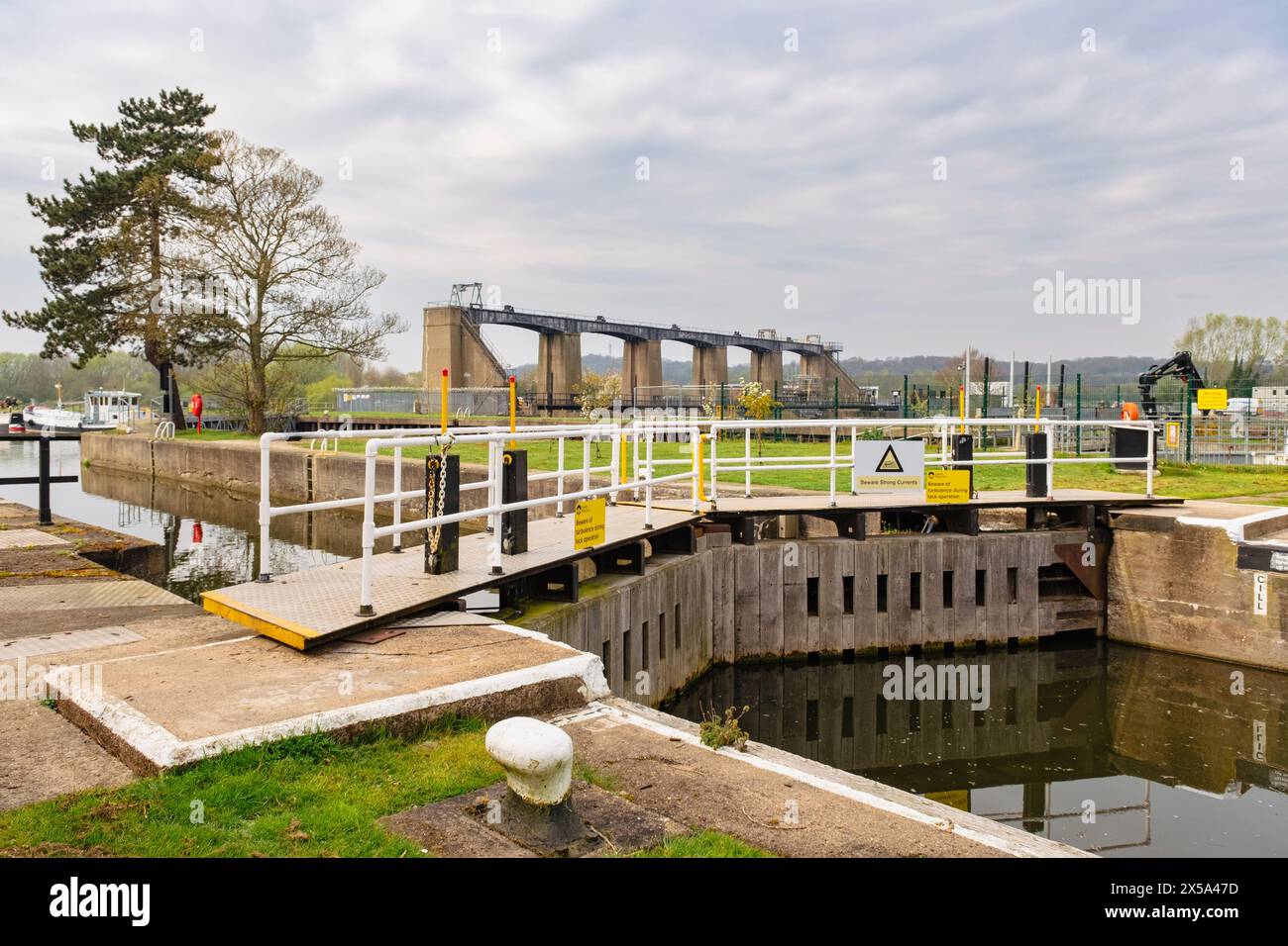 New Holme Lock with Colwick Sluices beyond on River Trent. Nottingham ...