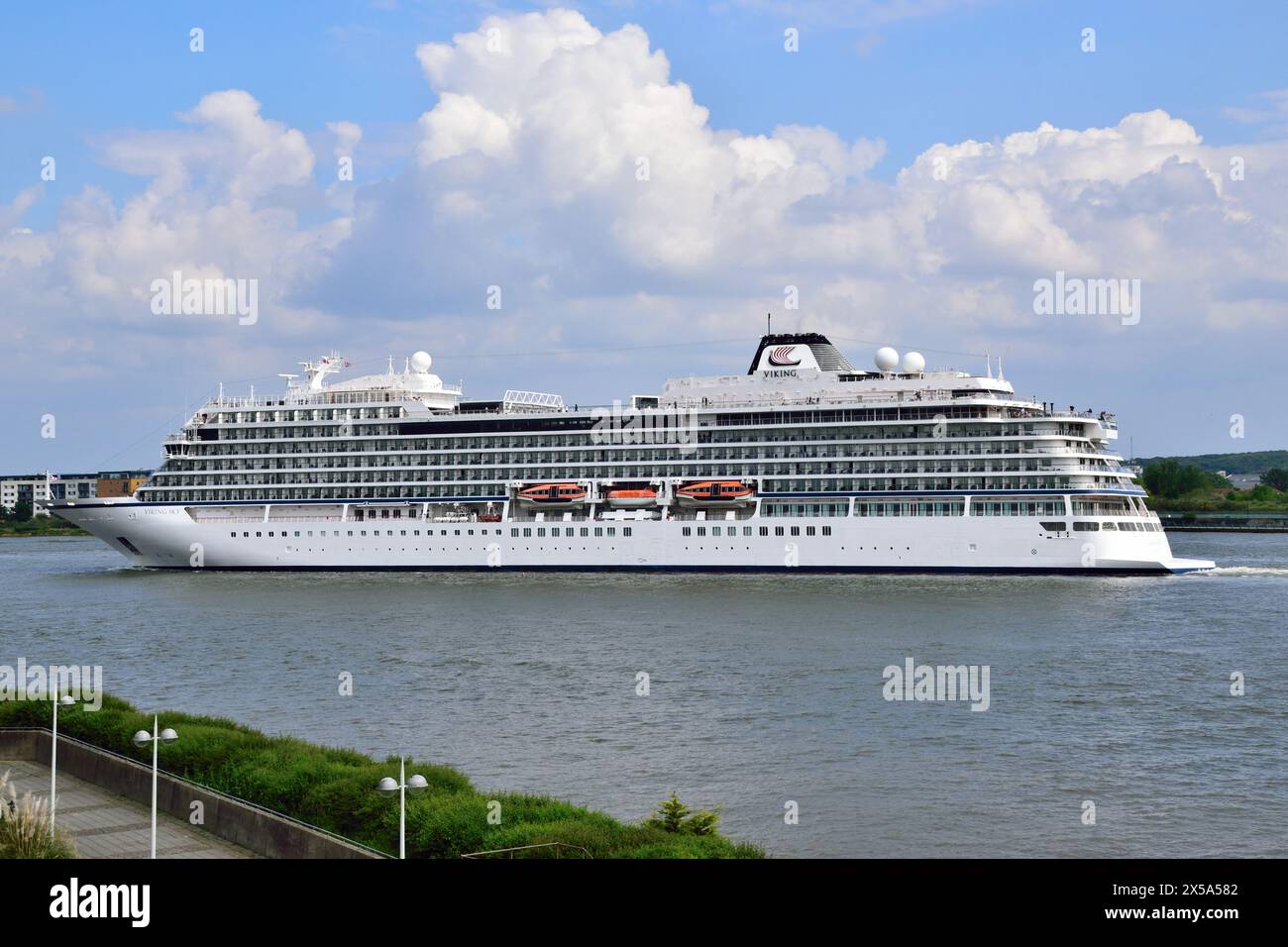 Cruise Ship VIKING SKY heads down the River Thames after a visiting to ...