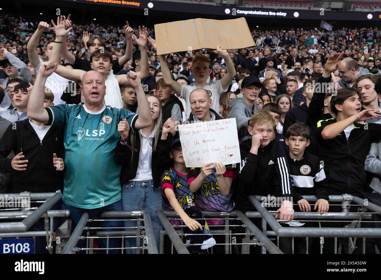 Wembley Crowd Vanarama Promotion Final Bromley V Solihull 2024 Stock ...