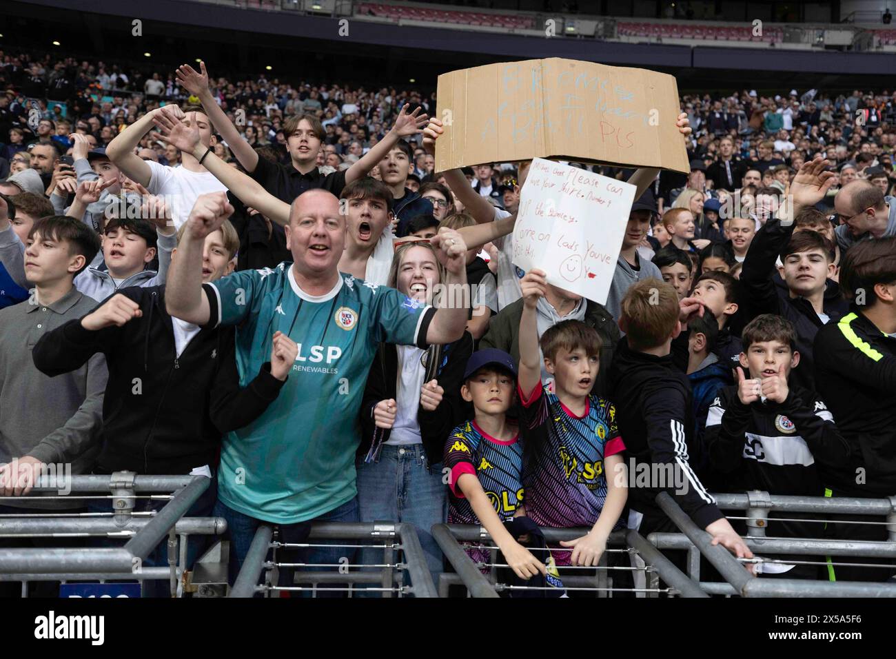 Wembley Crowd Vanarama Promotion Final Bromley V Solihull 2024 Stock ...
