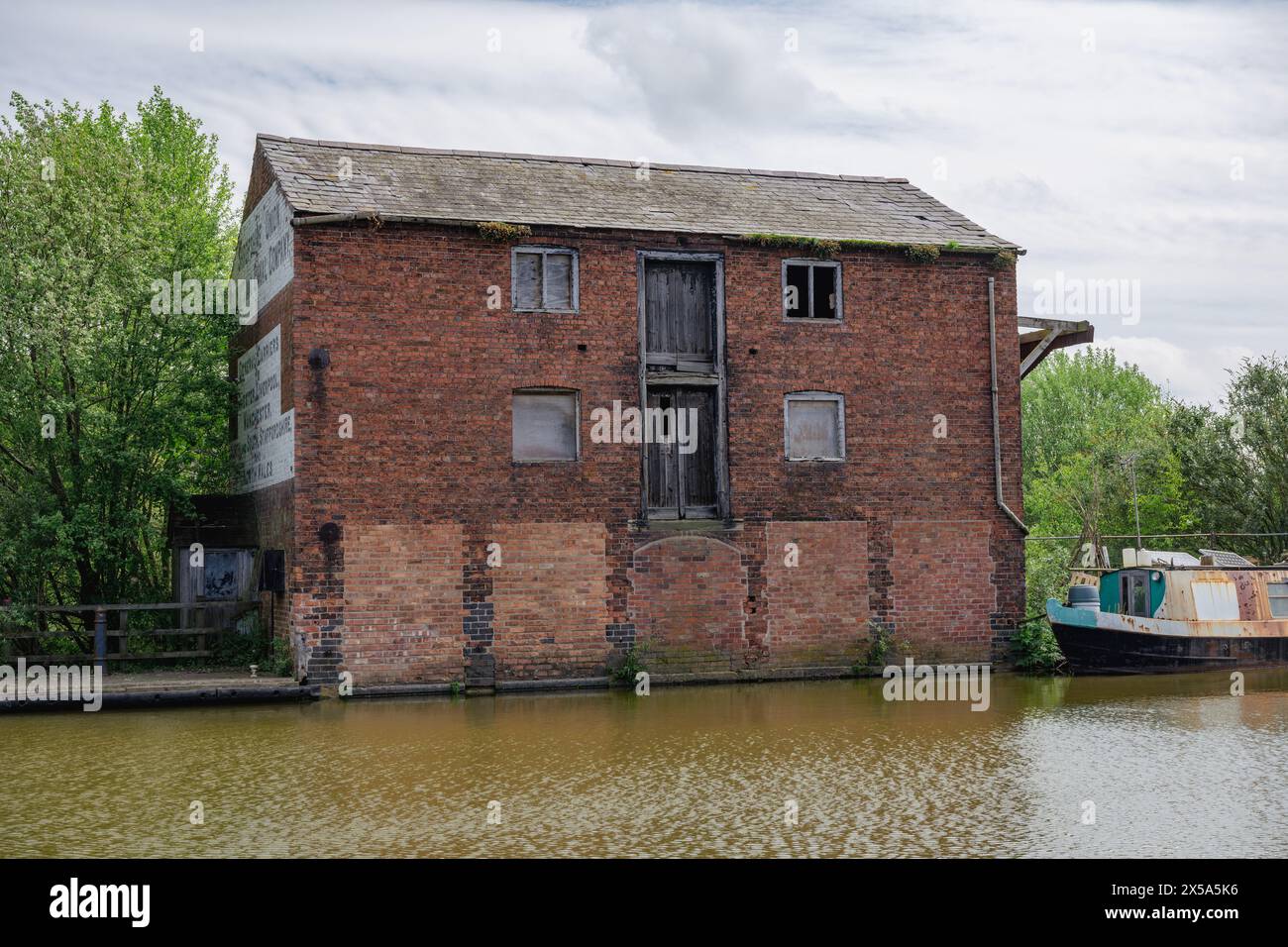 Old and abandoned Shropshire Union Canal Wharf building next to the ...