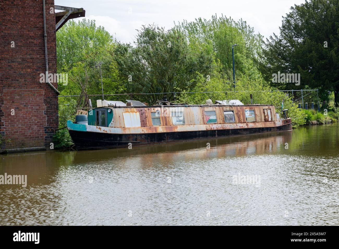 Old narrowboat next to an old building hi-res stock photography and ...