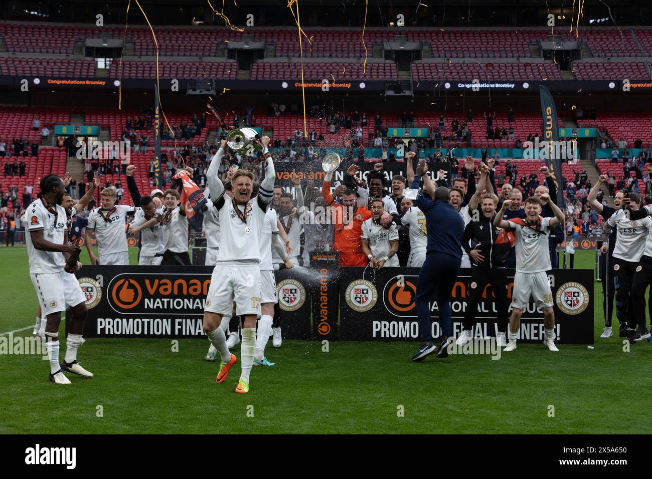 Wembley Crowd Vanarama Promotion Final Bromley V Solihull 2024 Stock ...