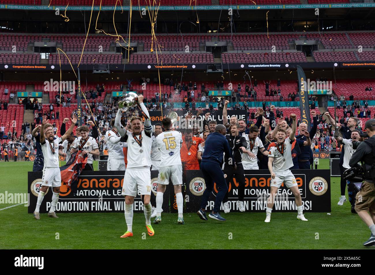 Wembley Crowd Vanarama Promotion Final Bromley V Solihull 2024 Stock ...