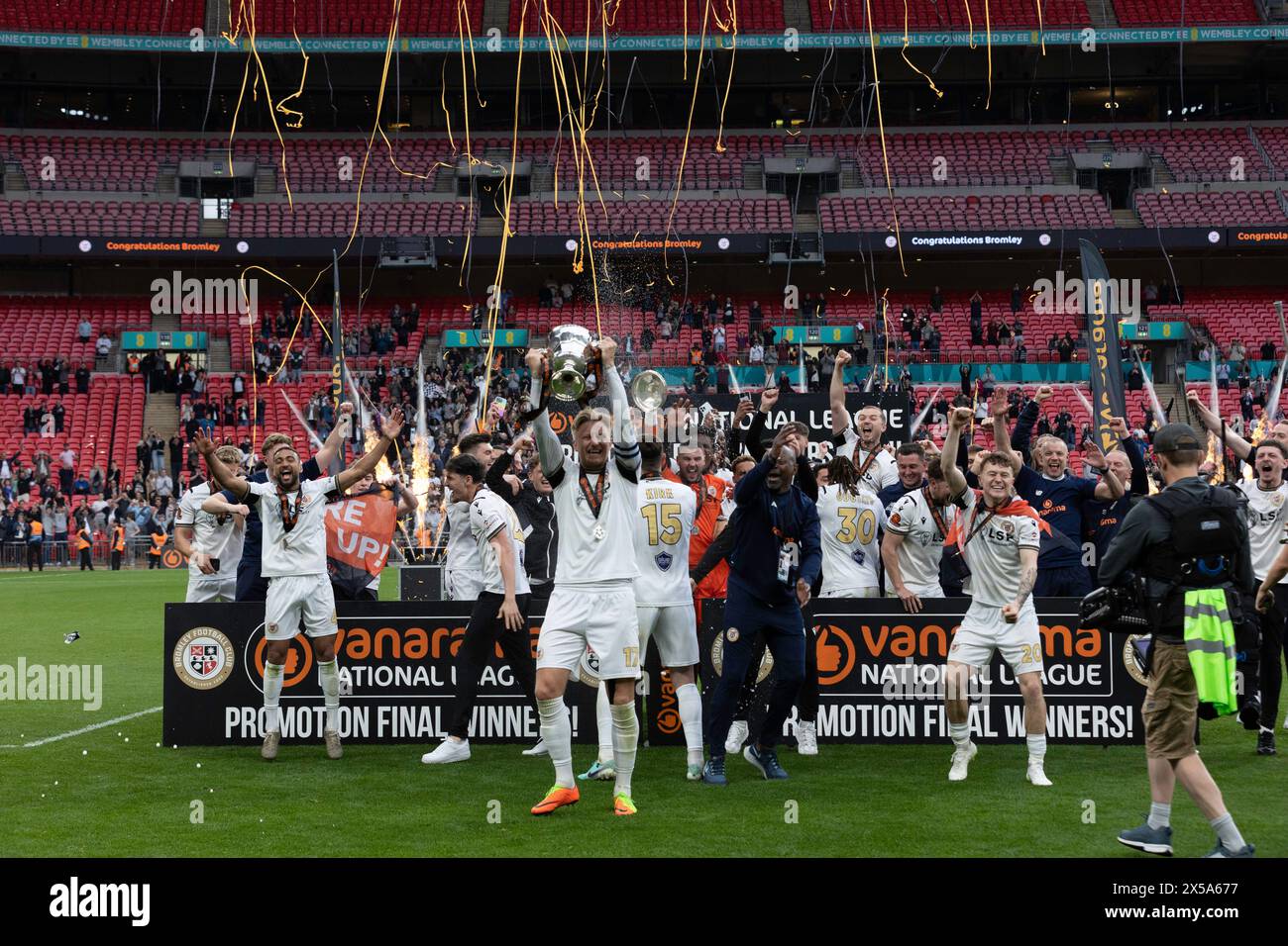 Wembley Crowd Vanarama Promotion Final Bromley V Solihull 2024 Stock ...