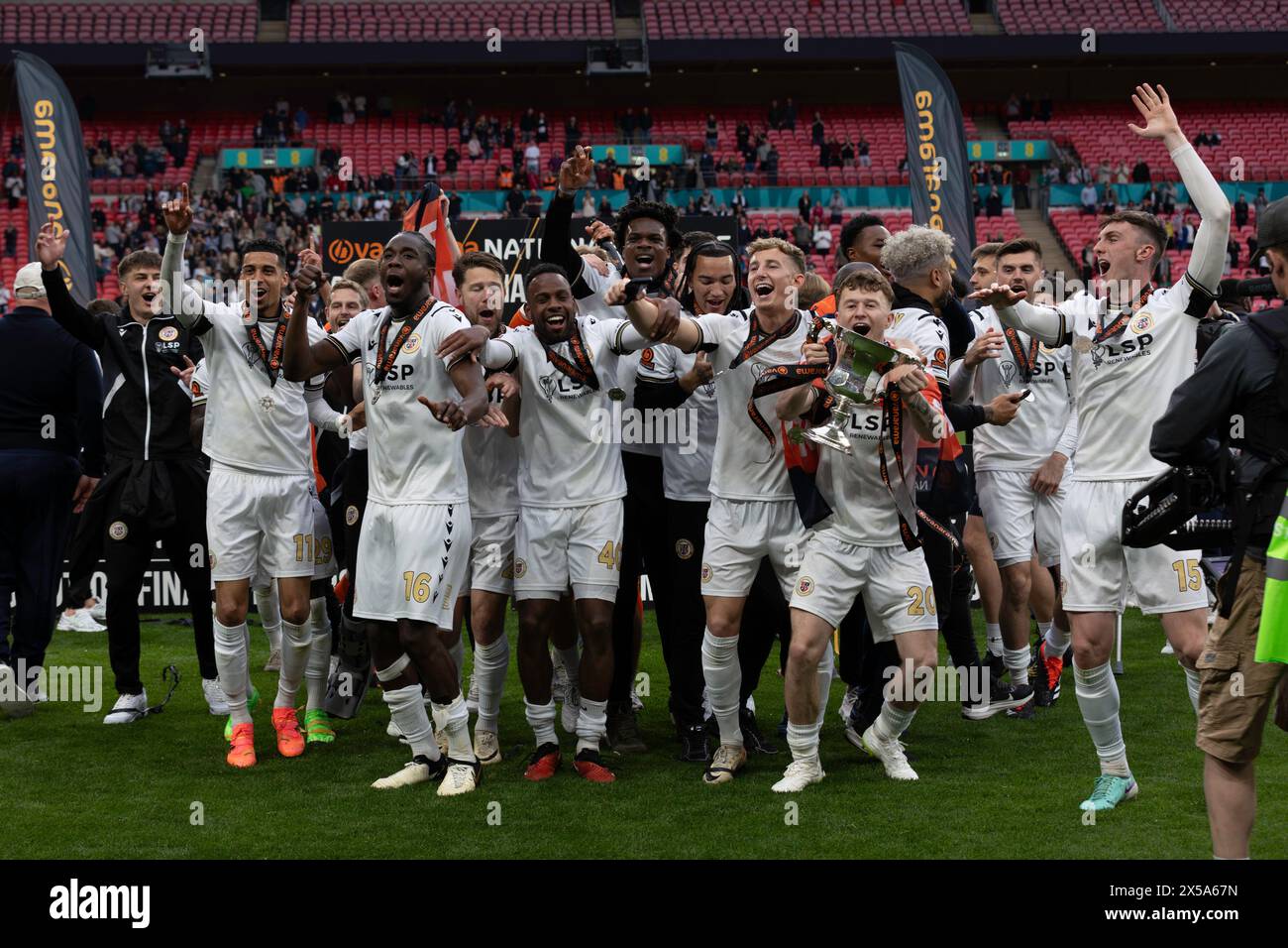 Wembley Crowd Vanarama Promotion Final Bromley V Solihull 2024 Stock ...