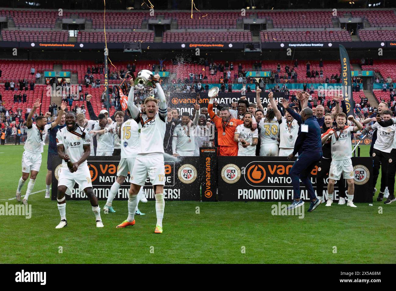 Wembley Crowd Vanarama Promotion Final Bromley V Solihull 2024 Stock ...