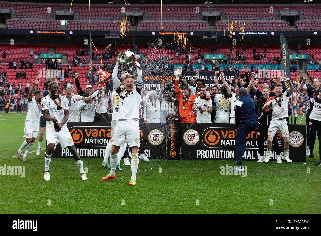 Wembley Crowd Vanarama Promotion Final Bromley V Solihull 2024 Stock ...