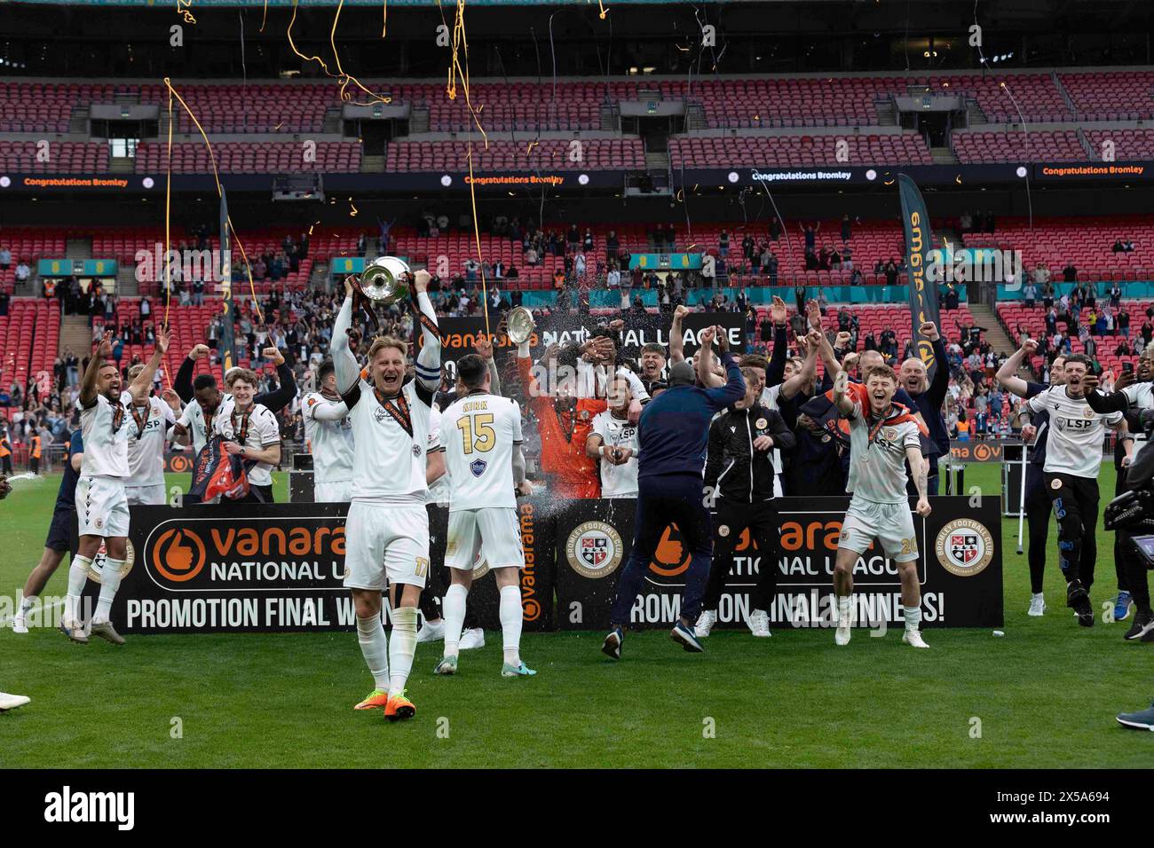 Wembley Crowd Vanarama Promotion Final Bromley V Solihull 2024 Stock ...