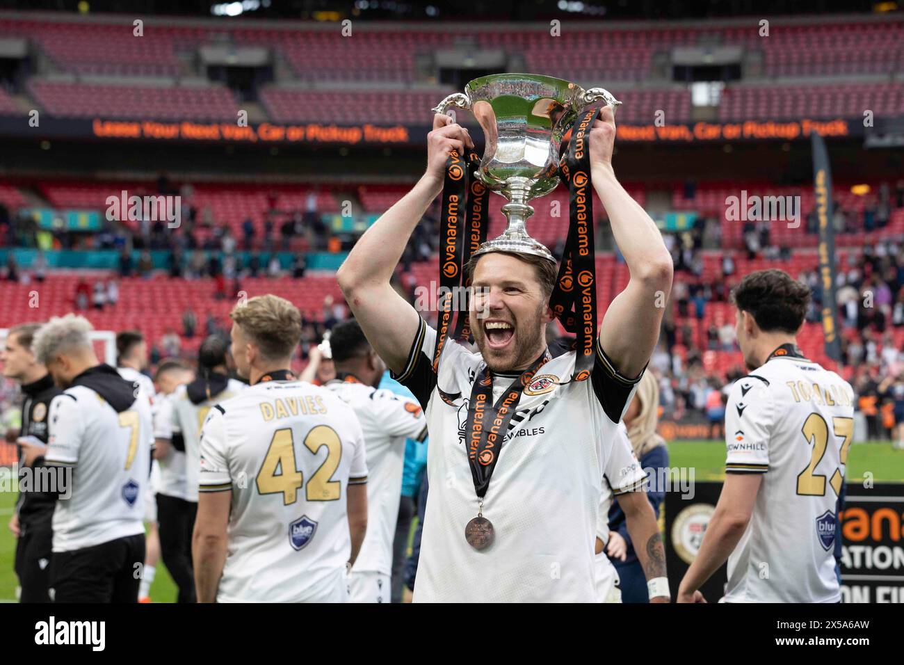 Wembley Crowd Vanarama Promotion Final Bromley V Solihull 2024 Stock ...