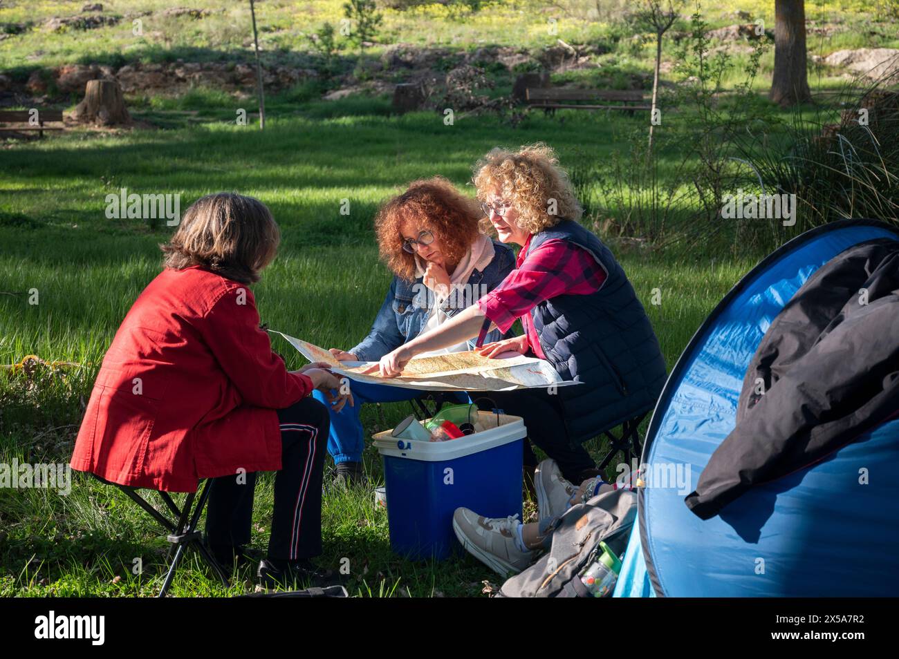 Gather around map hi-res stock photography and images - Alamy
