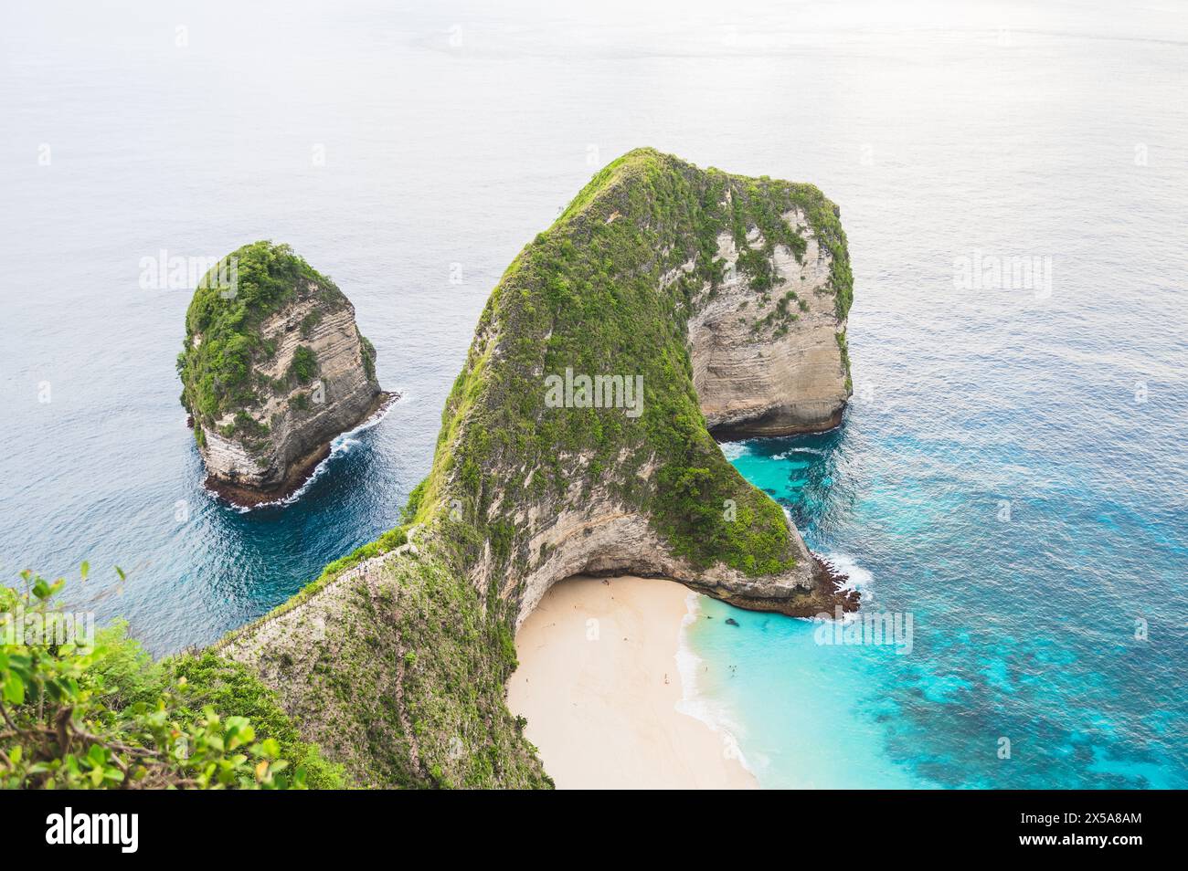 Breathtaking aerial view of Kelingking Beach with its turquoise waters ...