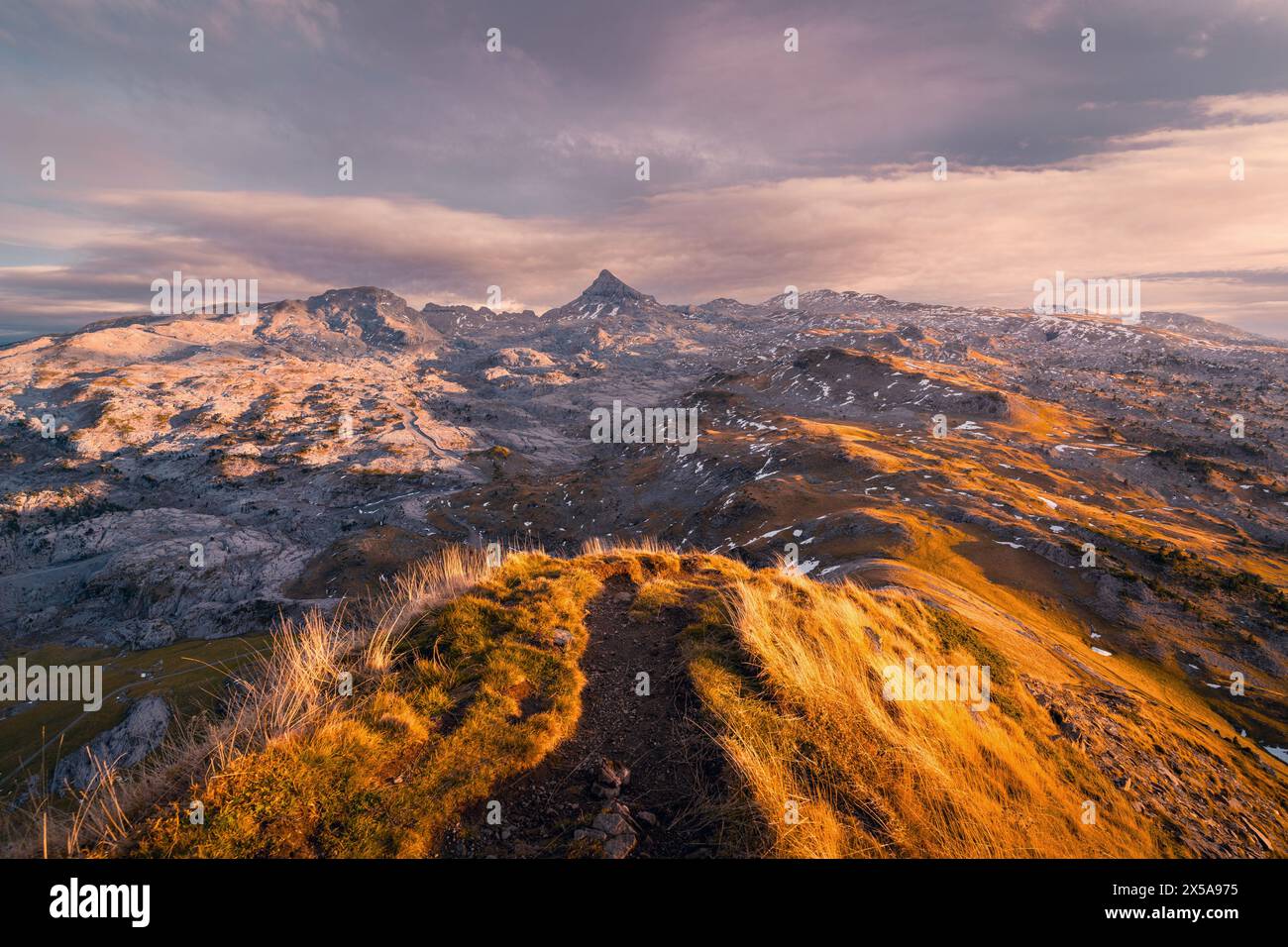 Puerto larra belagua hi-res stock photography and images - Alamy