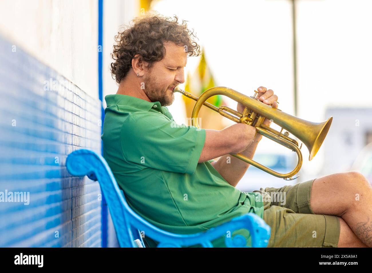 Trumpet posture hi-res stock photography and images - Alamy