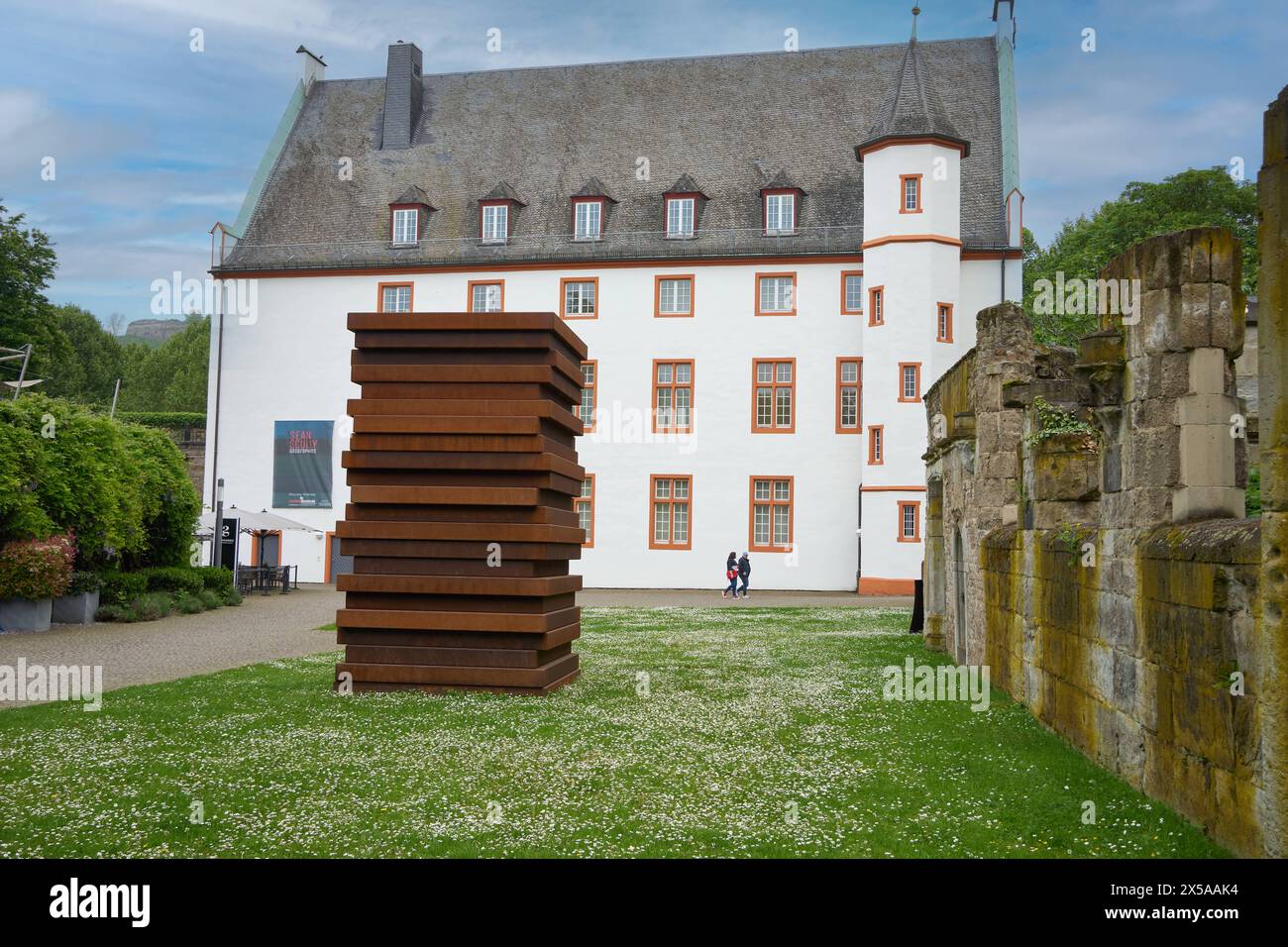 Skulptur Shadow Stack aus Cortenstahl von Sean Scully ist 4,40 Meter ...