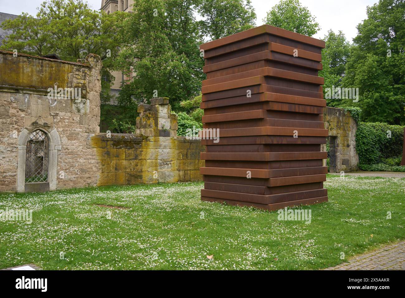 Skulptur Shadow Stack aus Cortenstahl von Sean Scully ist 4,40 Meter ...