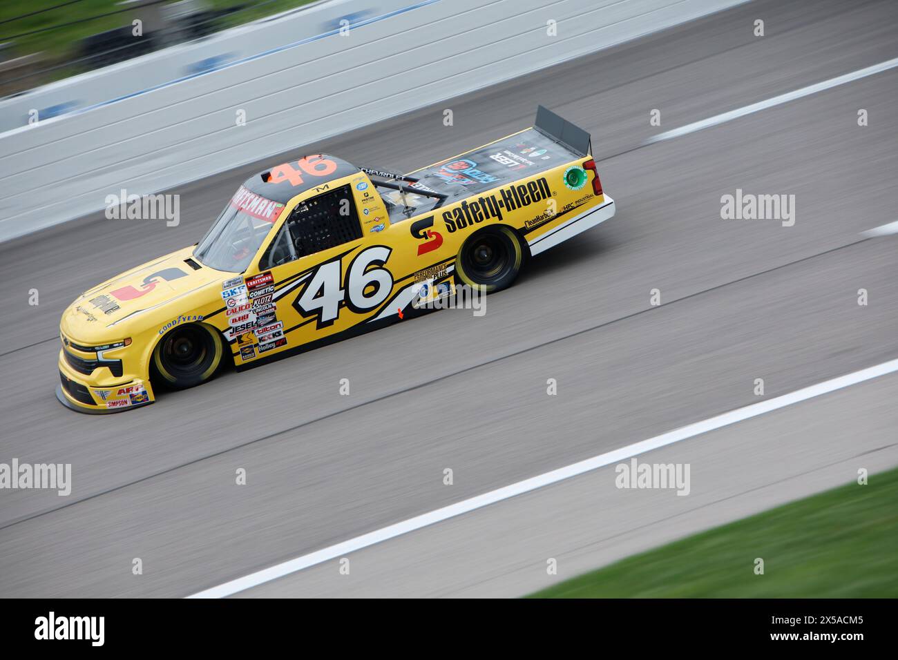 Kansas City, Ks, USA. 4th May, 2024. Thad Moffitt takes to the track to ...