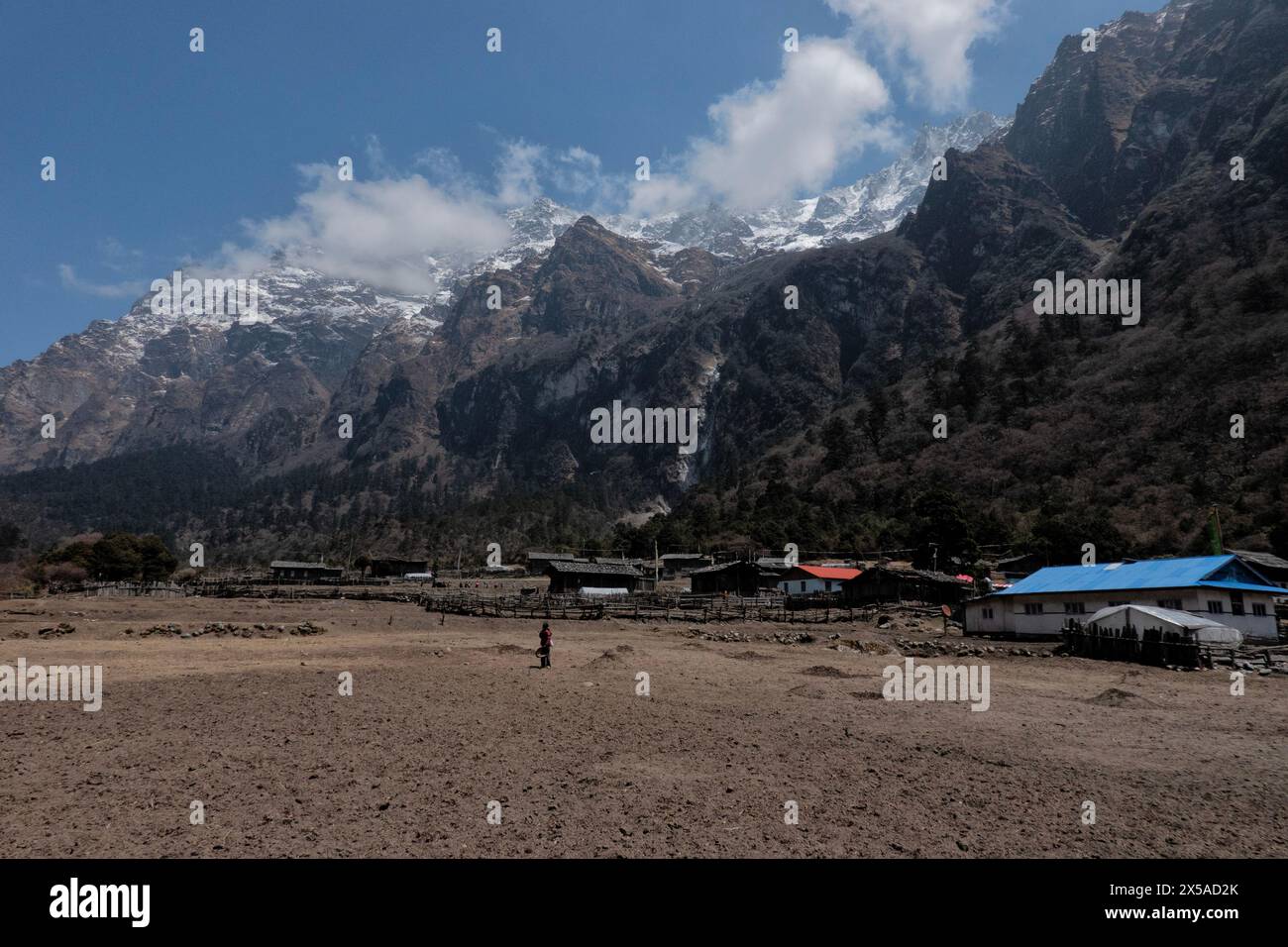 The Tibetan village of Ghunsa on the Kangchenjunga (Kanchenjunga) Base ...