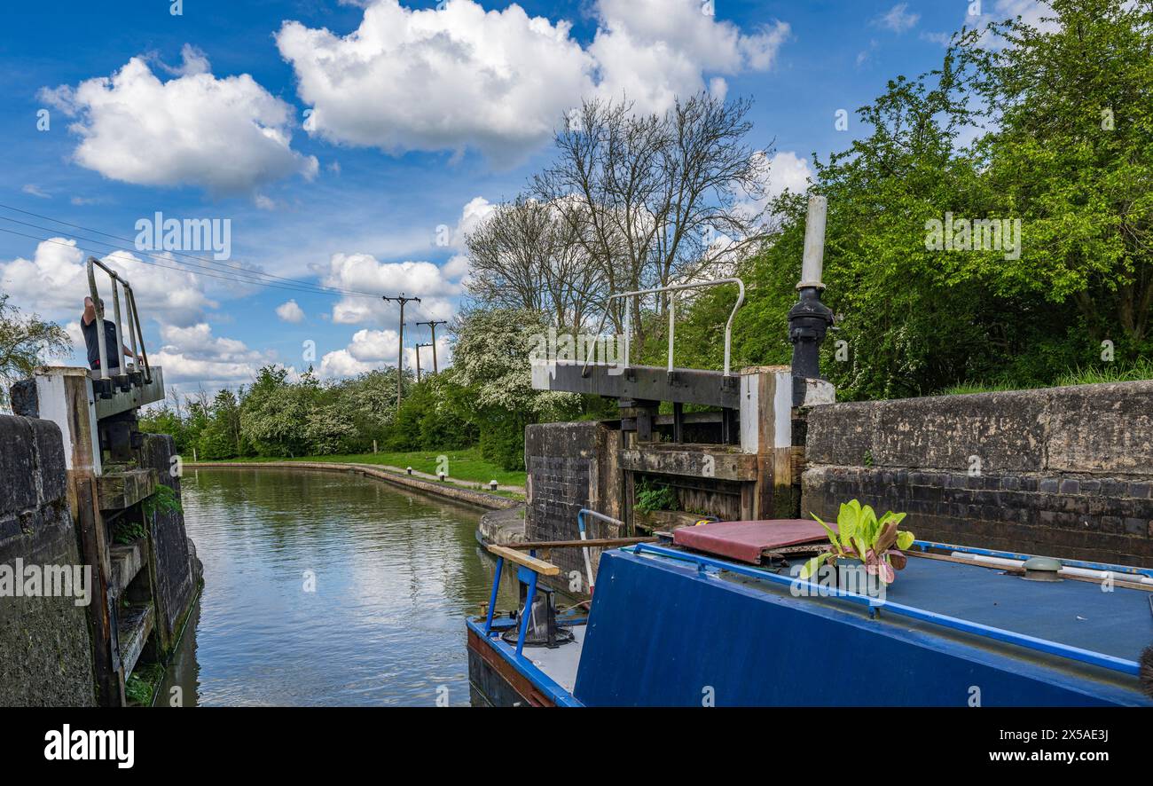 Grand Union Canal Main Line, Calcutt Locks, England – A narrowboat in ...