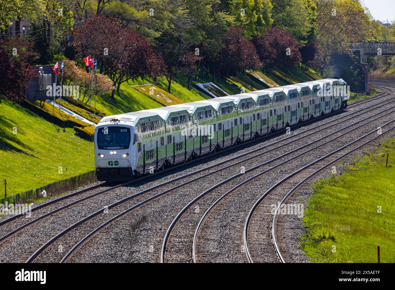 Gardiner Expressway and Go Transit rail traffic during rush hour ...
